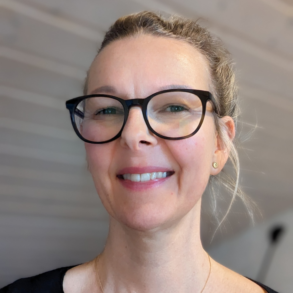 How to Design a Professional LinkedIn Profile Picture in Canva (Plus ...
